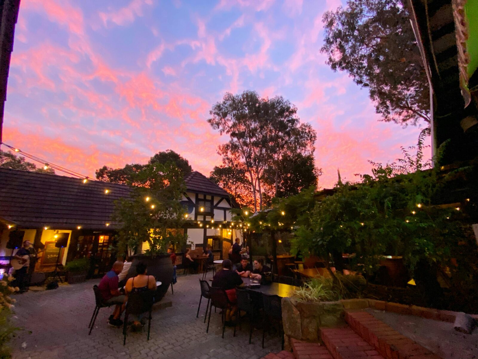 Last Drop Elizabethan | Food and Drink | Bedfordale | Armadale area ...